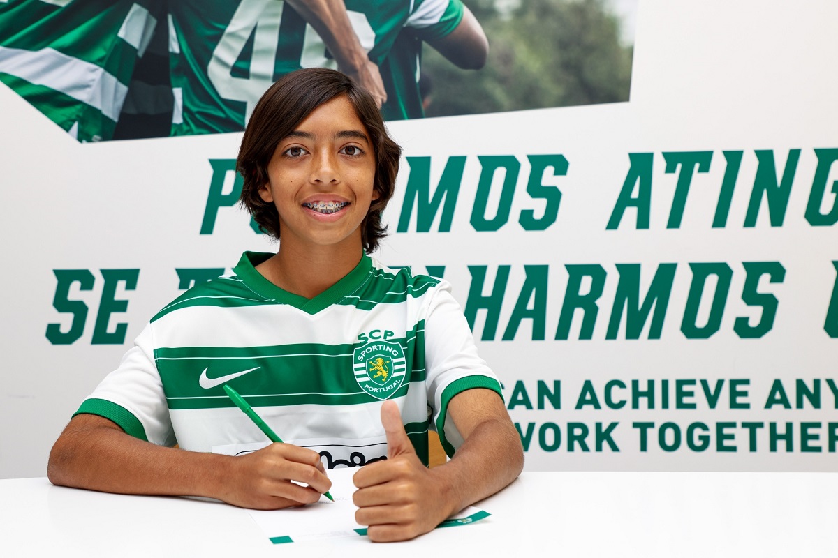 Futebol: Tomás Mendes assina contrato de formação com o Sporting ...